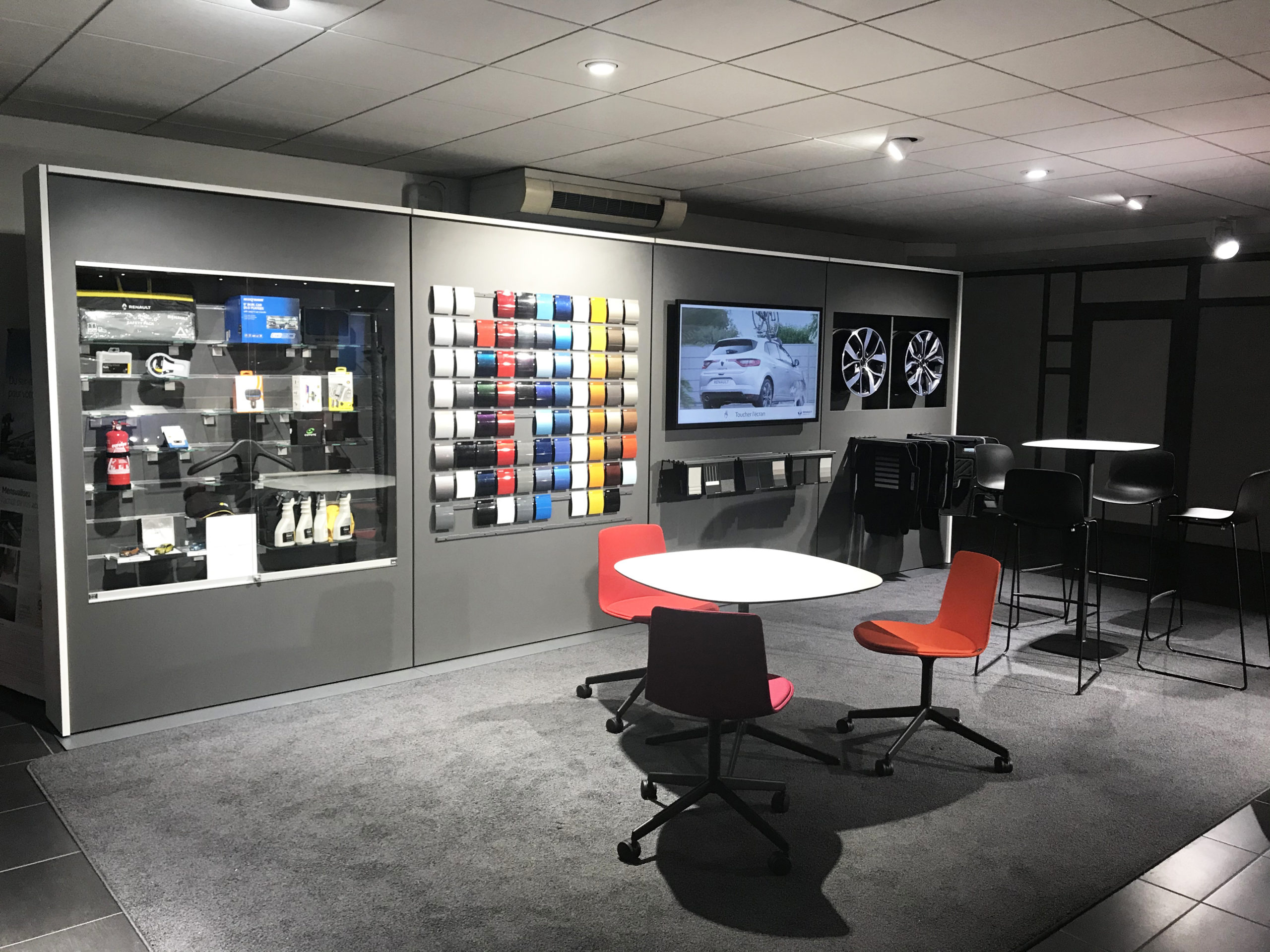 La concession de Renault Versailles s’équipe du concept mobiliers ...